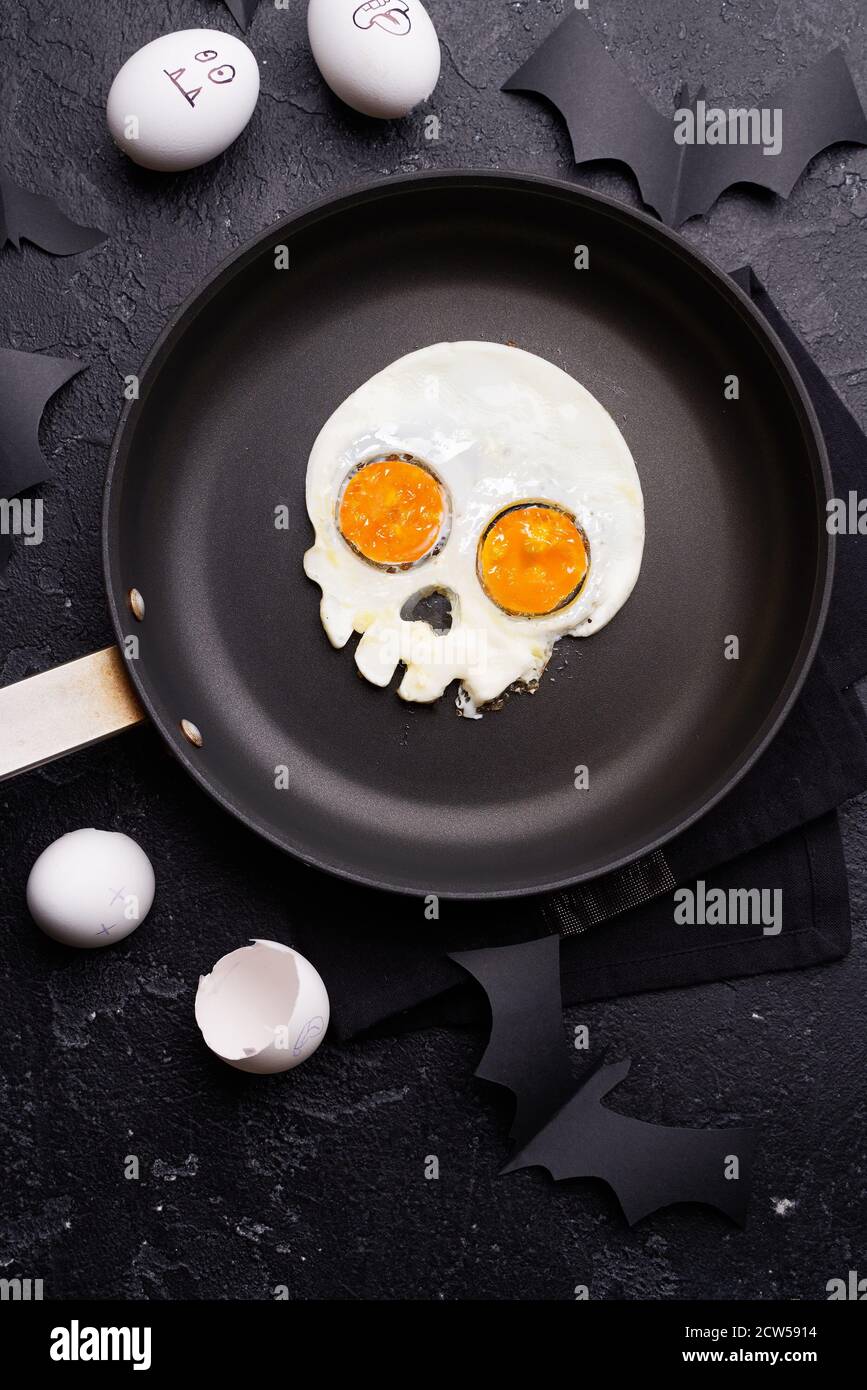 Fried eggs in the shape of a skull. Halloween breakfast Stock Photo - Alamy