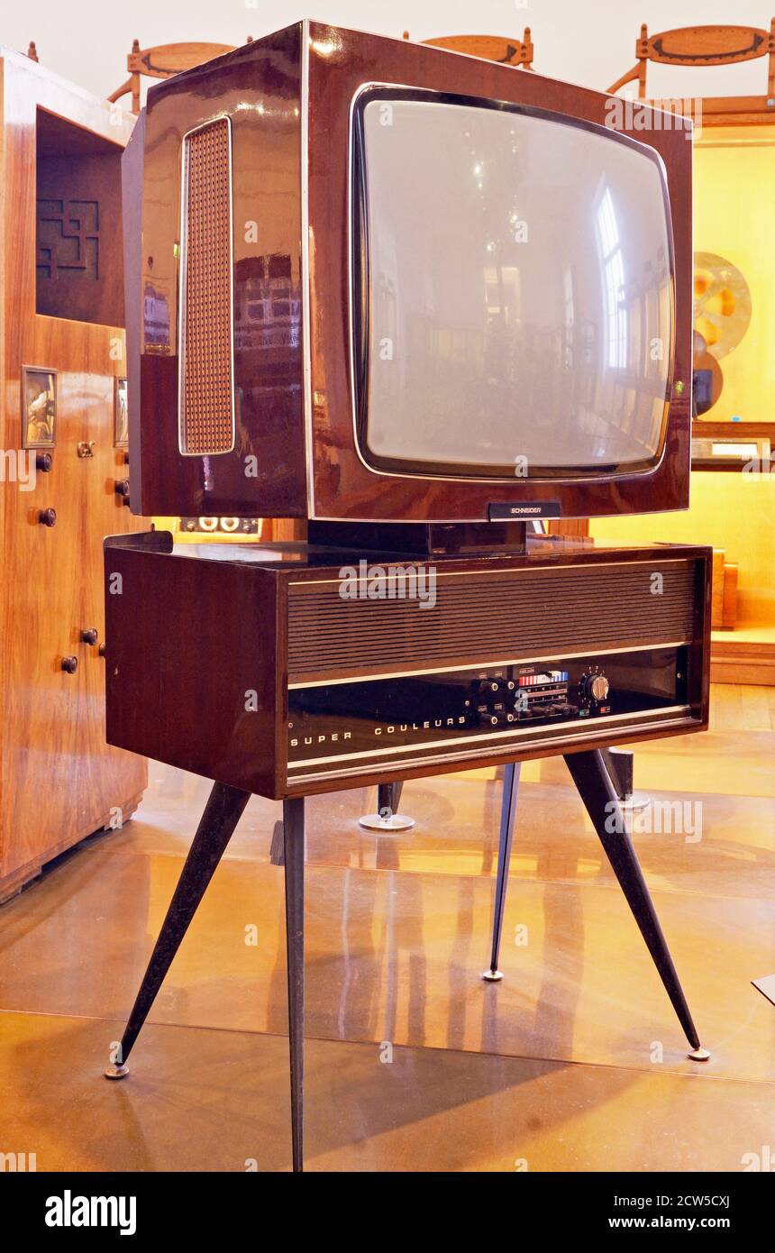 Colour tv 1960s hi-res stock photography and images - Alamy