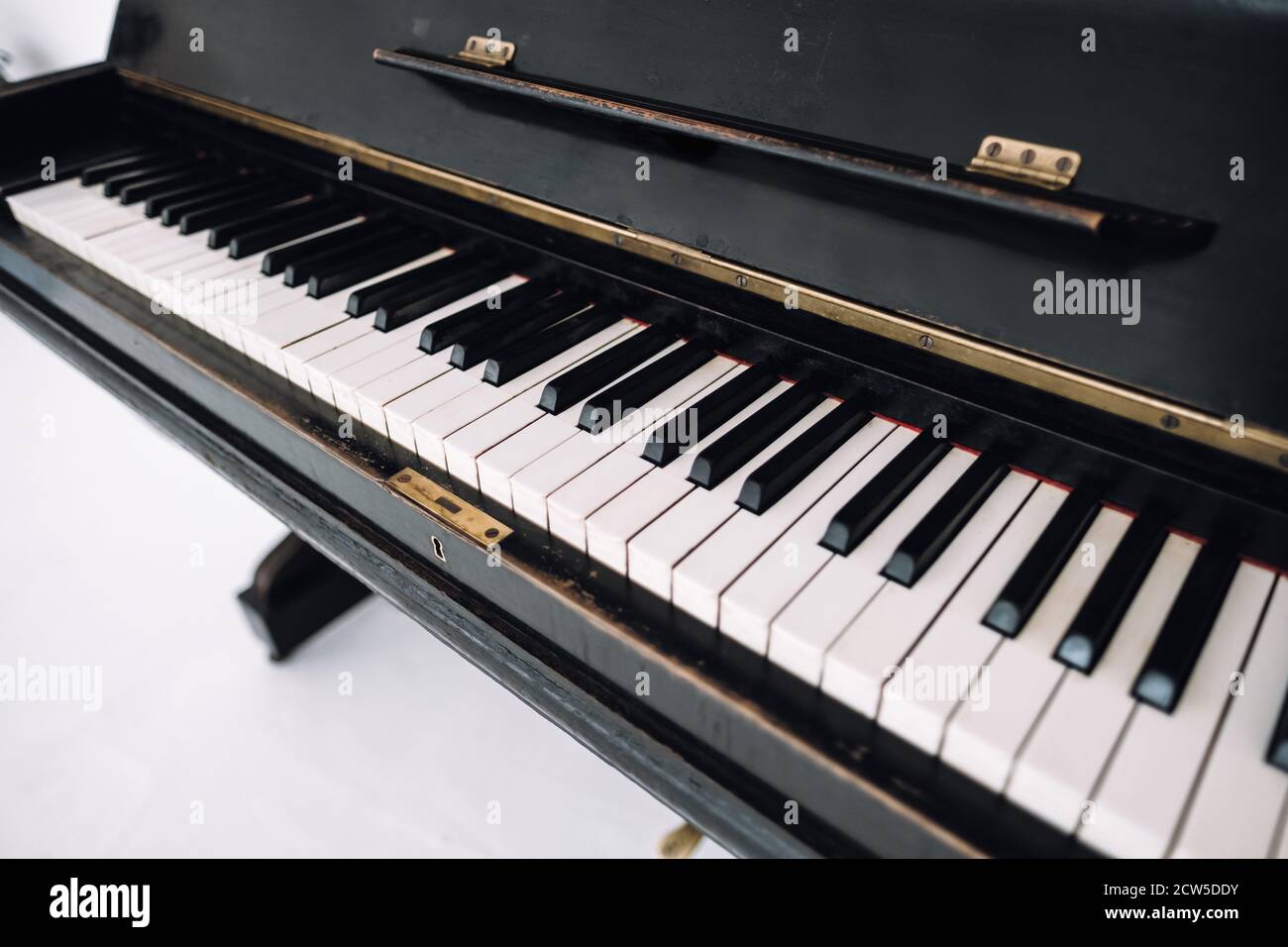 Old wooden upright piano hi-res stock photography and images - Alamy