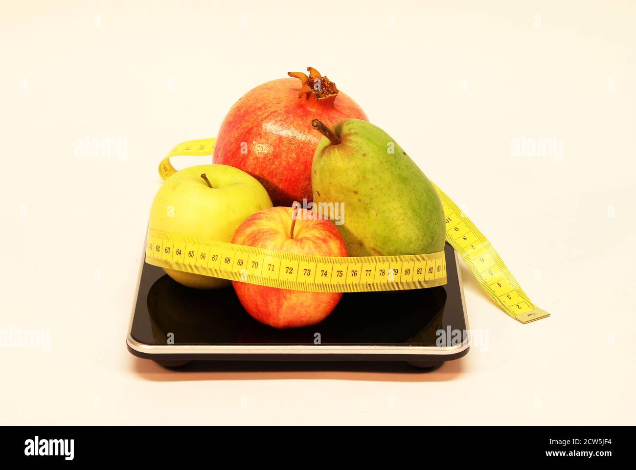 Apples weigh scale hi-res stock photography and images - Alamy