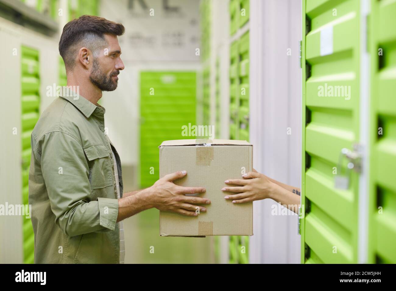 Man woman in delivery room hi-res stock photography and images - Alamy