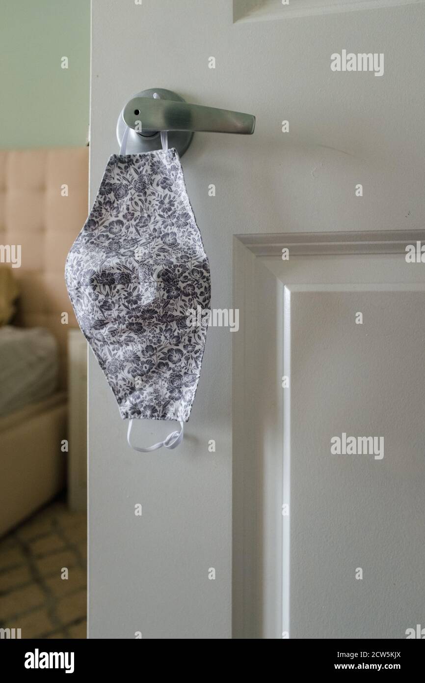 Face mask hanging on doorknob coronavirus protection Stock Photo - Alamy