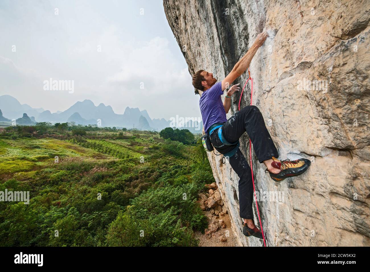 man climbing on the limestone cliff "White Mountain" in Yangshuo Stock ...