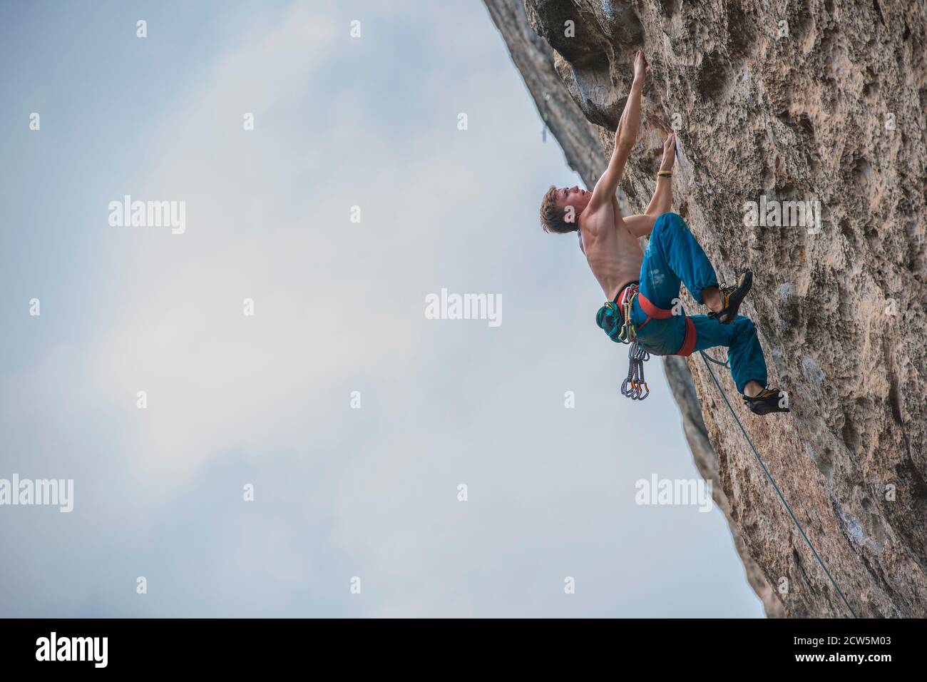 man climbing on the limestone cliff "White Mountain" in Yangshuo Stock ...
