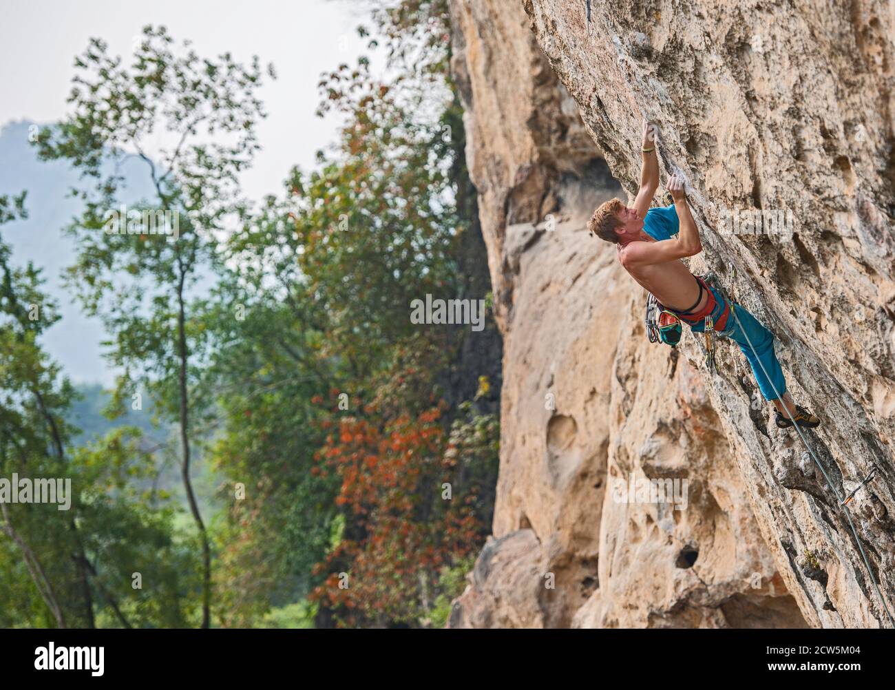 man climbing on the limestone cliff "White Mountain" in Yangshuo Stock ...