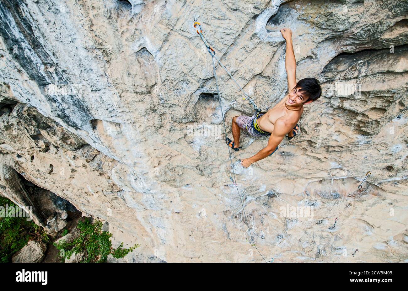 man climbing on the limestone cliff "White Mountain" in Yangshuo Stock ...
