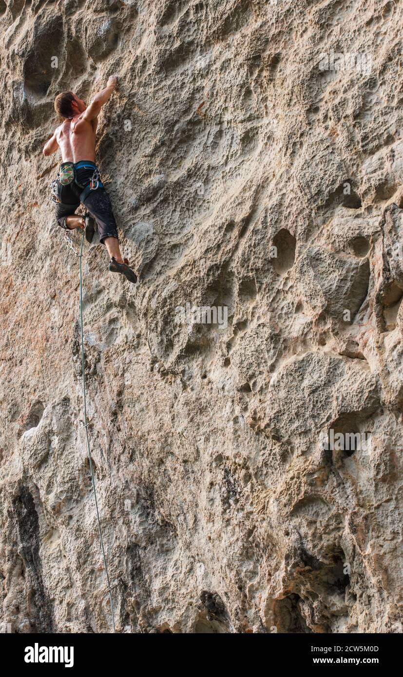 man climbing on the limestone cliff "White Mountain" in Yangshuo Stock ...