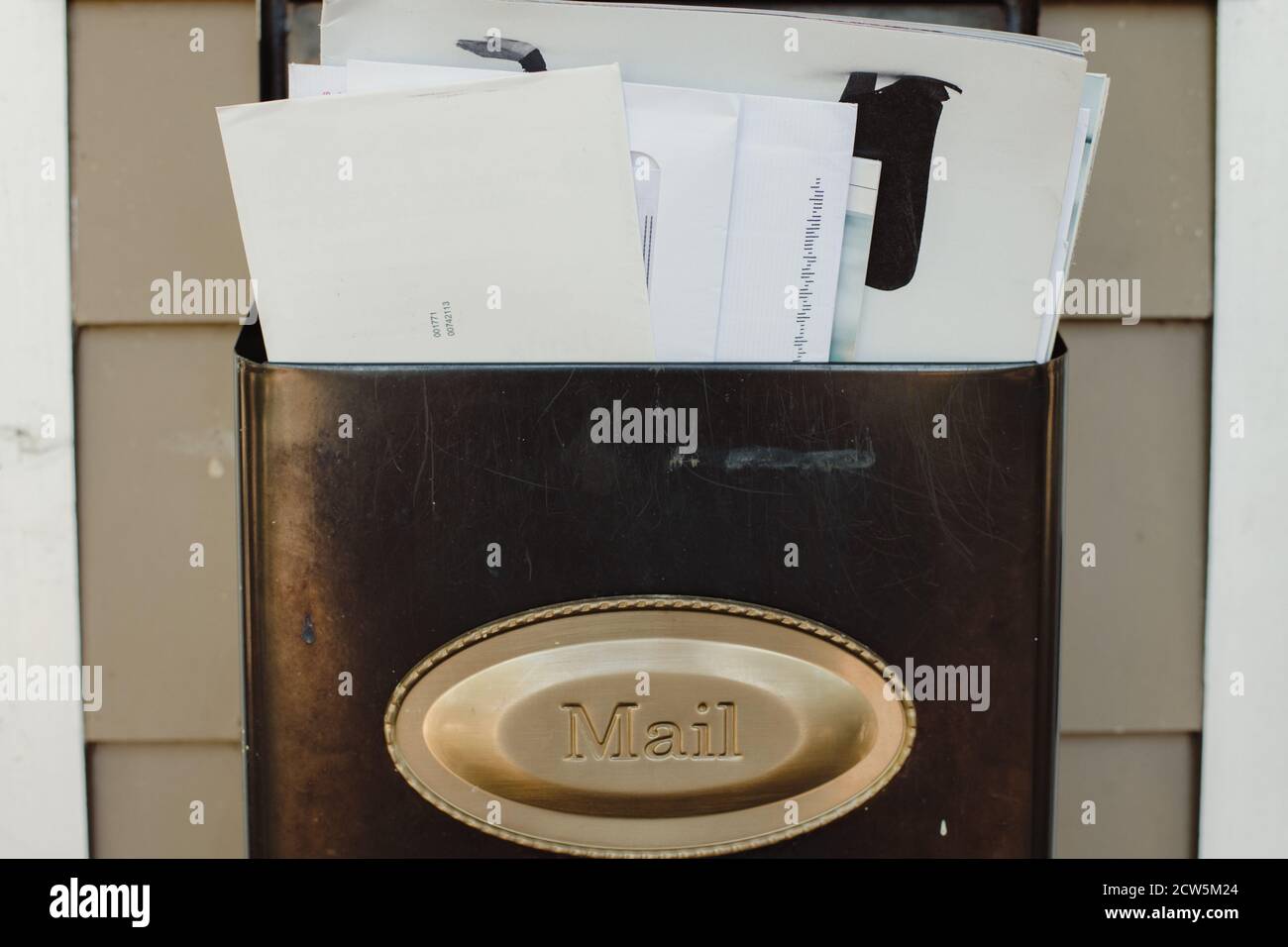 Letters overflowing in old mailbox Stock Photo - Alamy