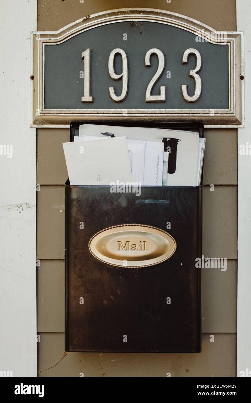 Overstuffed mail box with letters and envelopes Stock Photo - Alamy