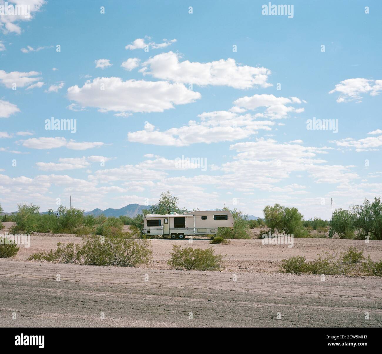 Abandoned motorhome stranded in the hot desert alone Stock Photo - Alamy