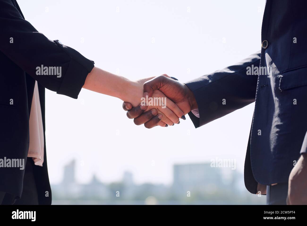 Business handshake outdoors hi-res stock photography and images - Alamy