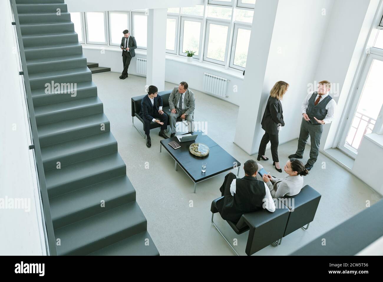 Team building for business groups hi-res stock photography and images ...