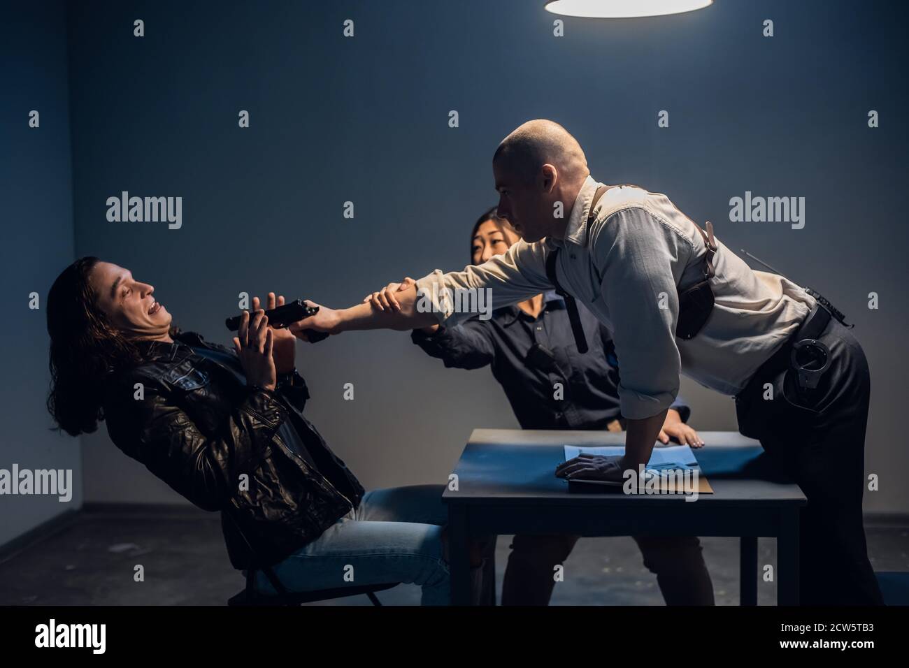 Violence by a police officer against a suspect in an interrogation room ...