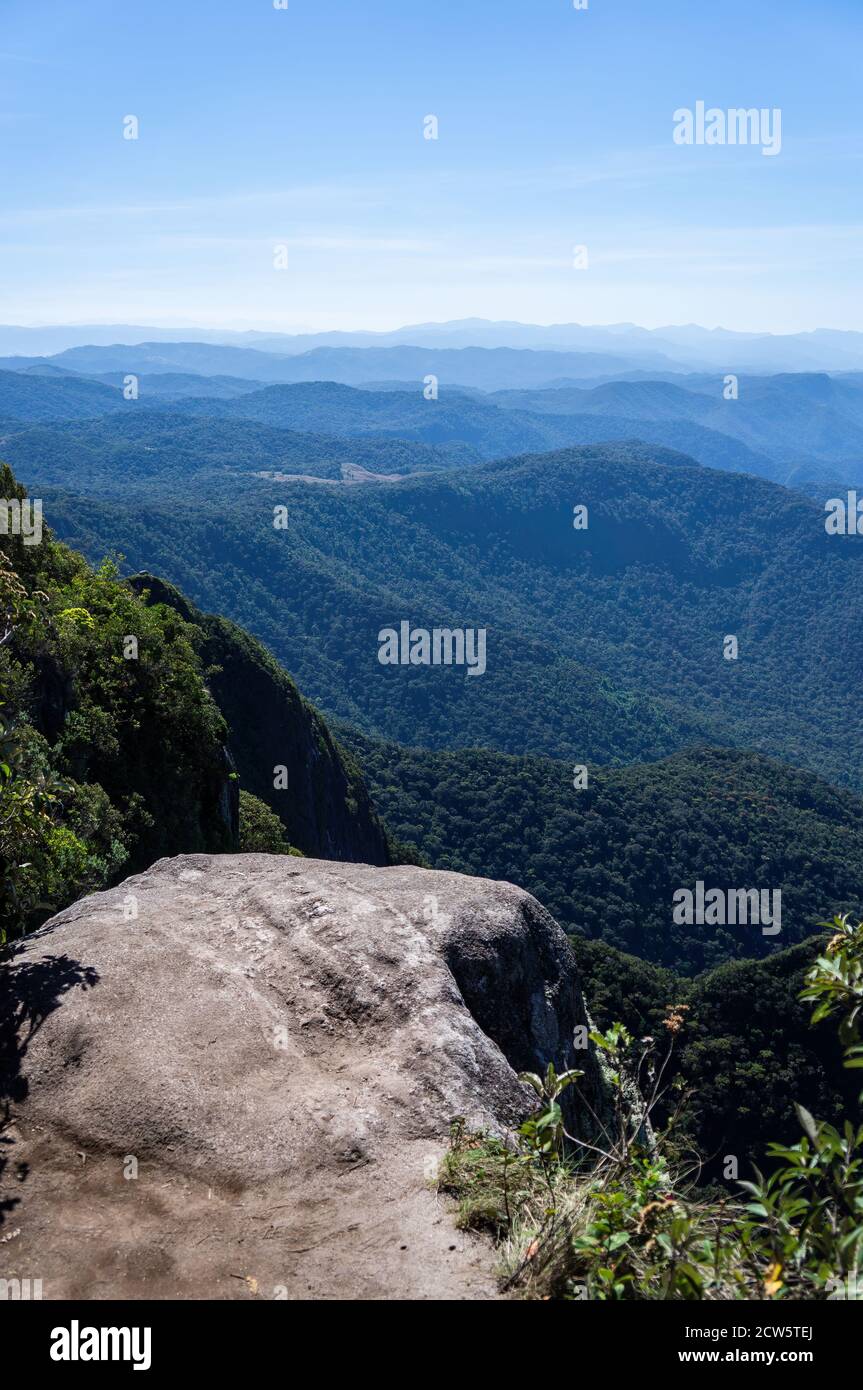 A cliff edge with the stunning Serra do Mar (Sea Ridge) mountain ...