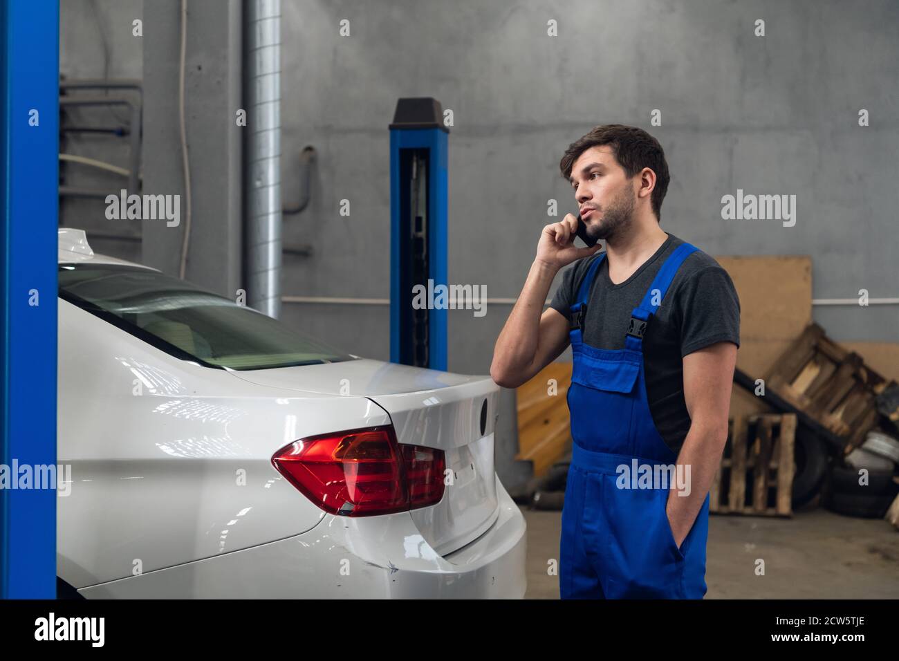 Car service worker talking with a customer on the phone Stock Photo - Alamy