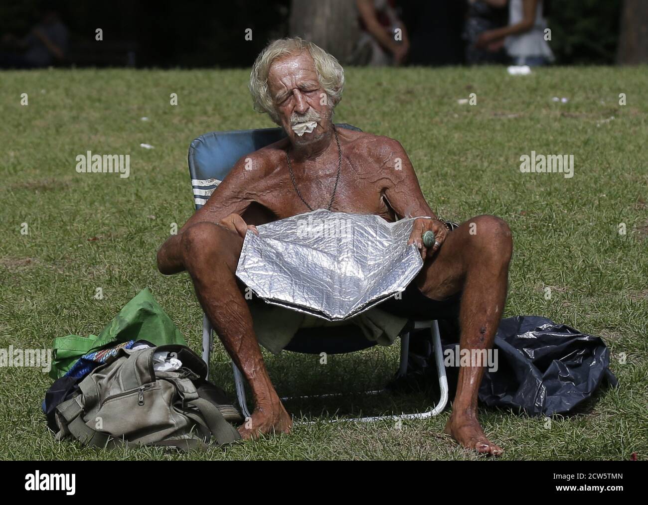 New York, United States. 27th Sep, 2020. A man uses a sliver reflector ...