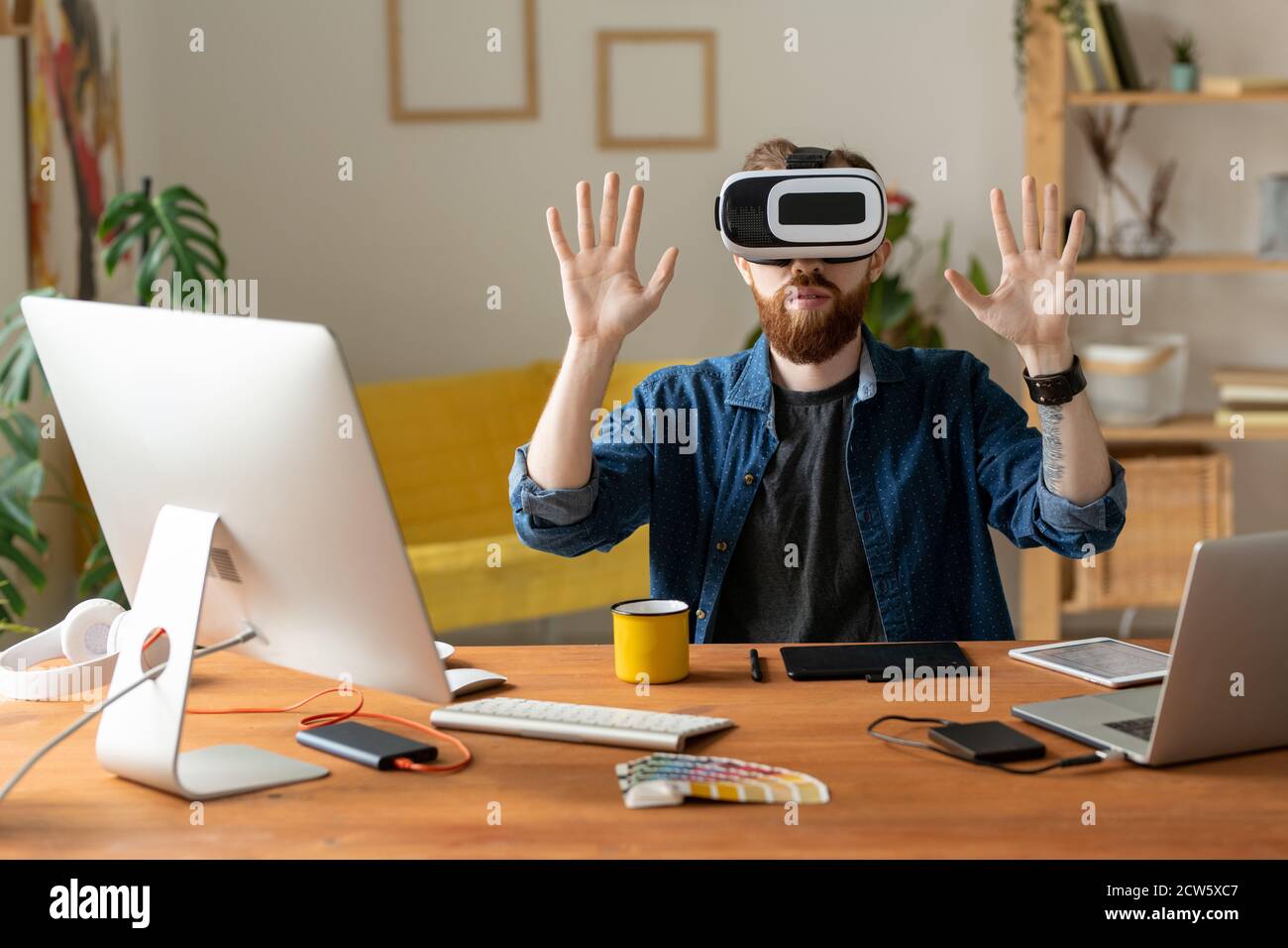 Vr headset phone in hand hi-res stock photography and images - Alamy