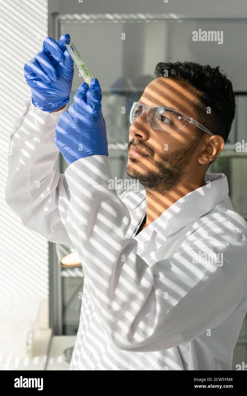 Biochemist laboratory dna hi-res stock photography and images - Alamy
