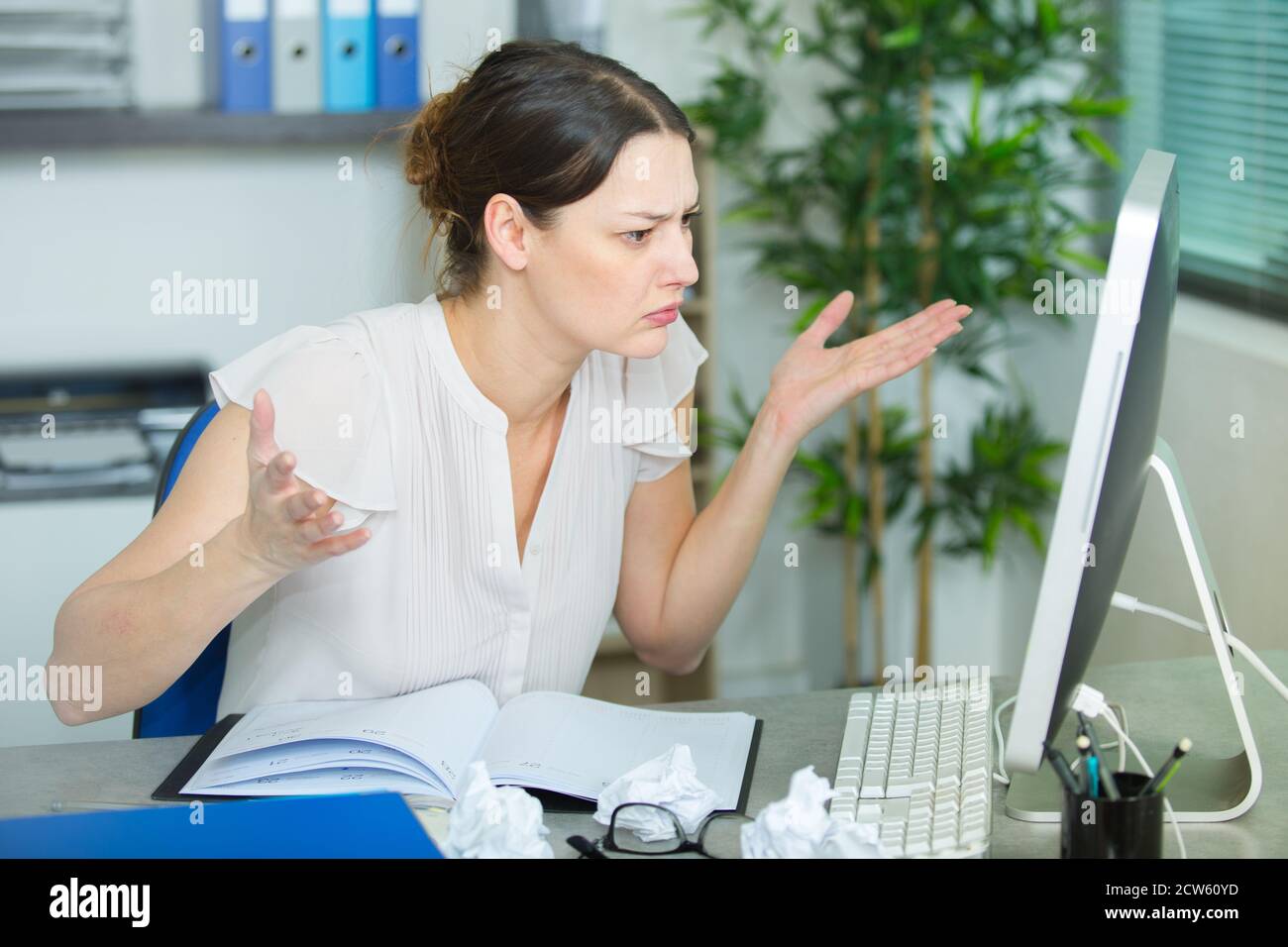 puzzled office staff in front of computer Stock Photo - Alamy