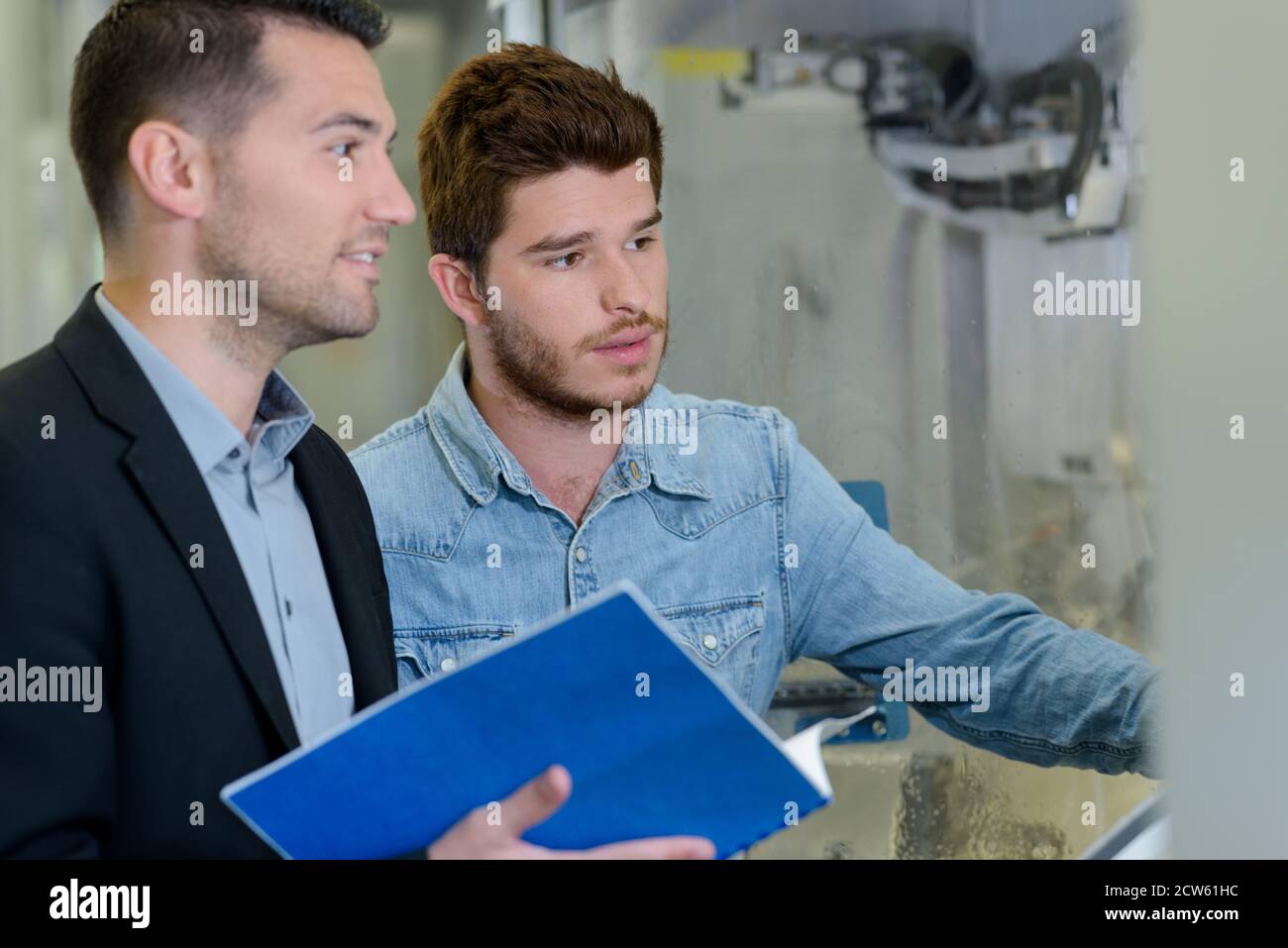Engineer talking male apprentice hi-res stock photography and images ...