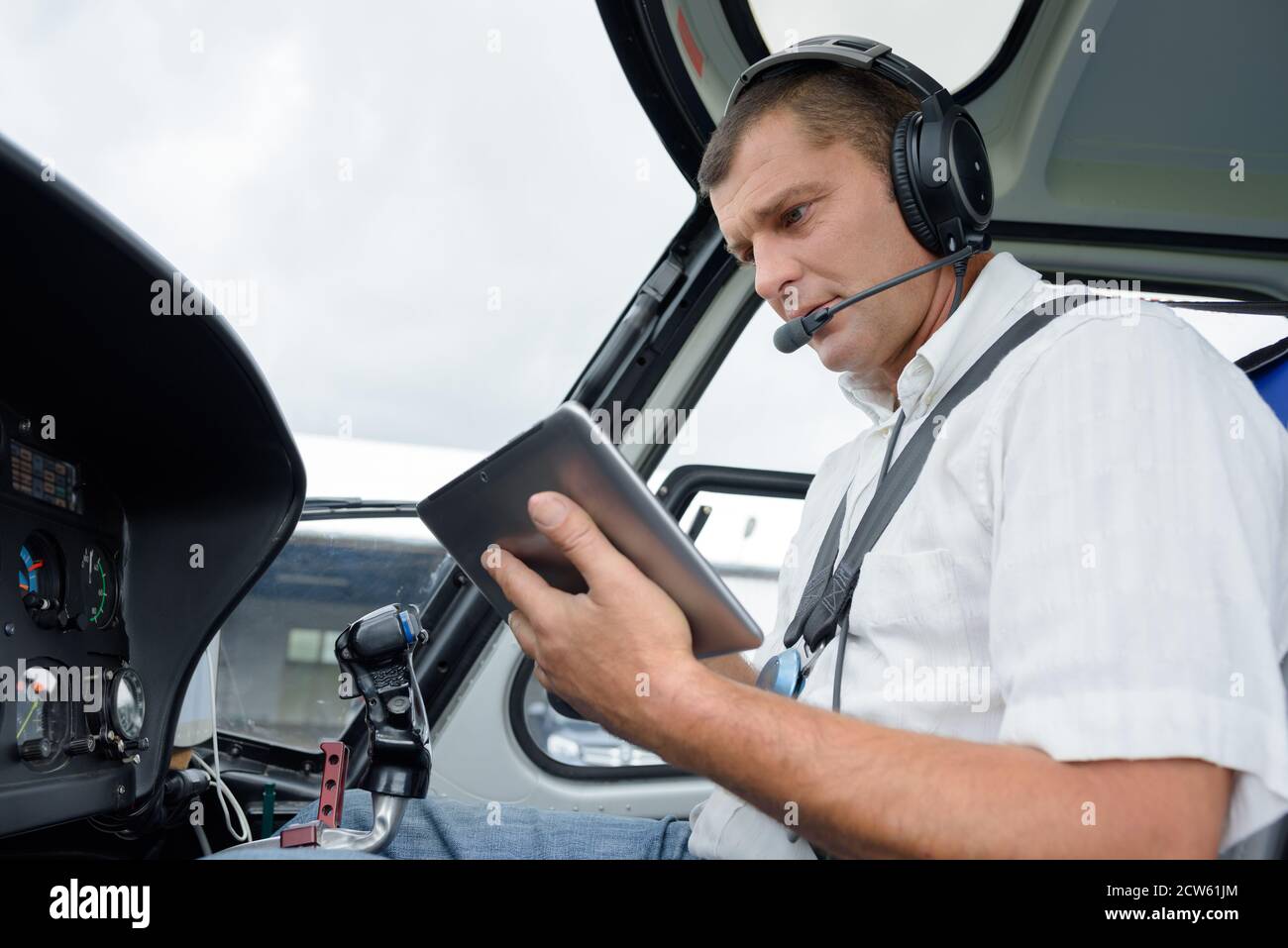 Flight deck tablet hi-res stock photography and images - Alamy