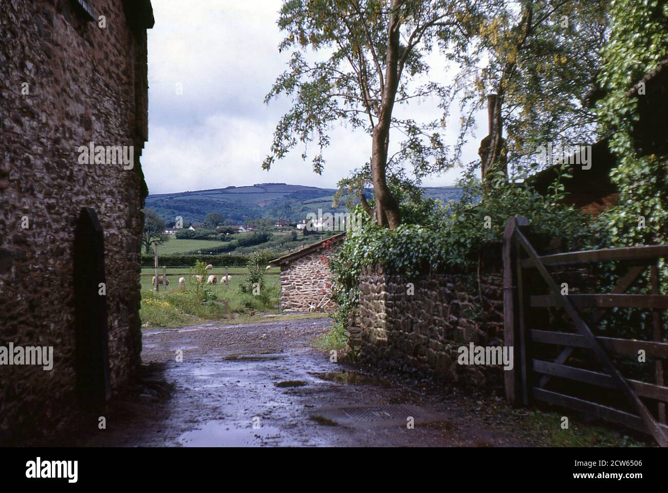 English countryside buildings hi-res stock photography and images - Alamy