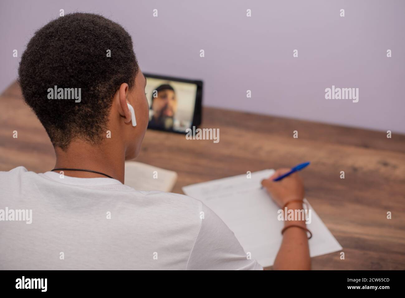 Teenager virtual learning hi-res stock photography and images - Alamy