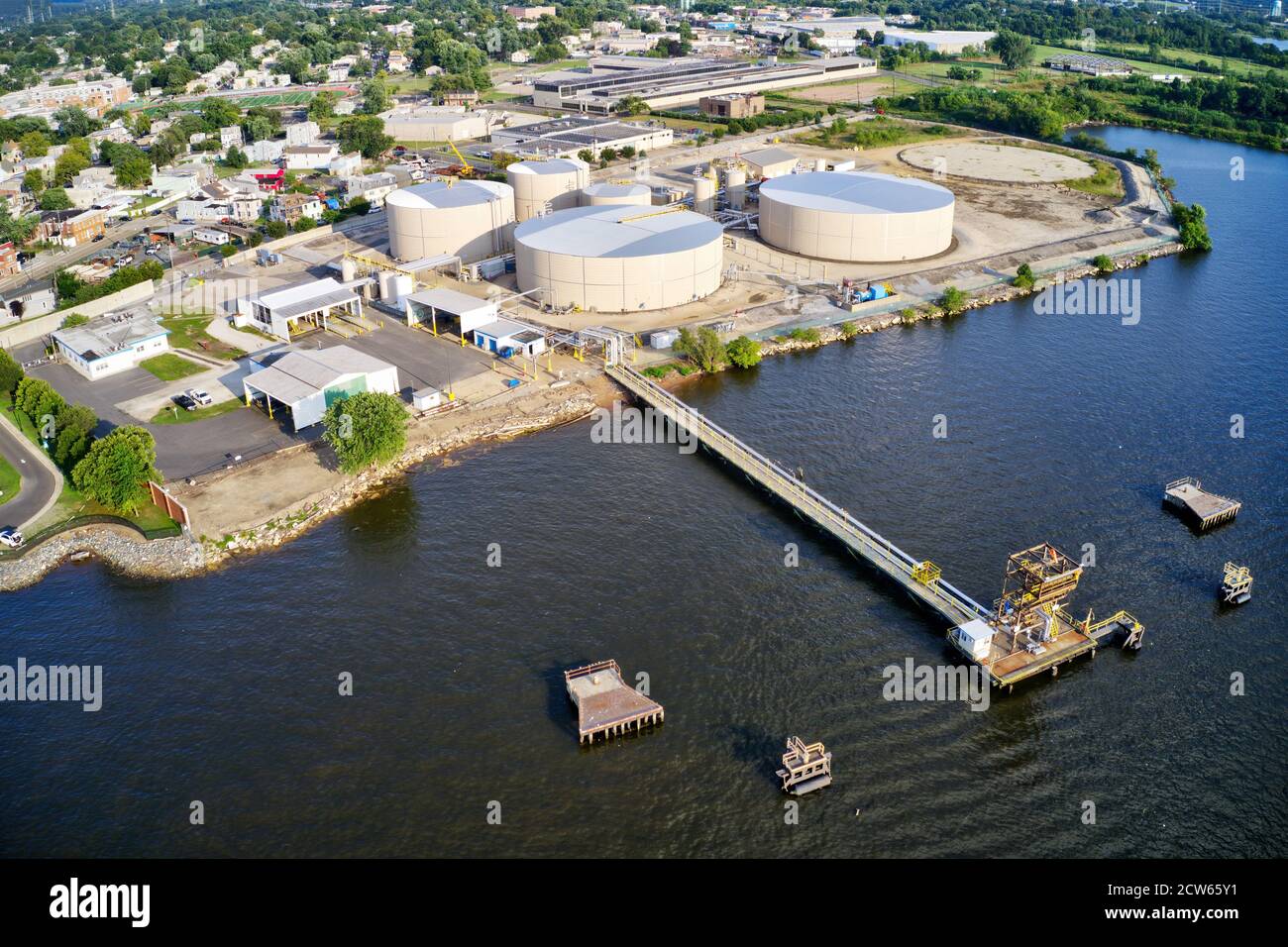 New Jersey Oil Tanks High Resolution Stock Photography and Images - Alamy