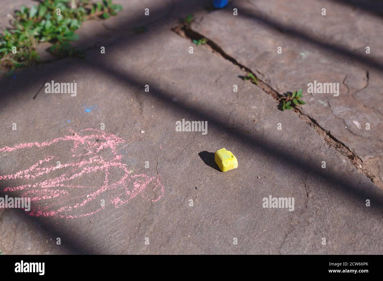 Yellow chalk hi-res stock photography and images - Alamy