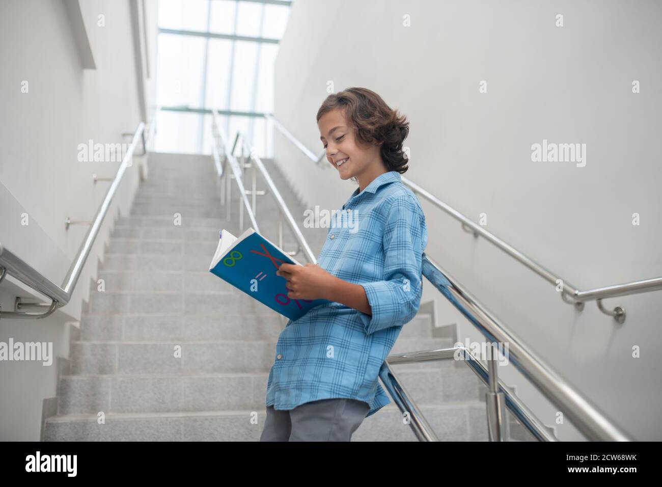 Child standing reading notes hi-res stock photography and images - Alamy