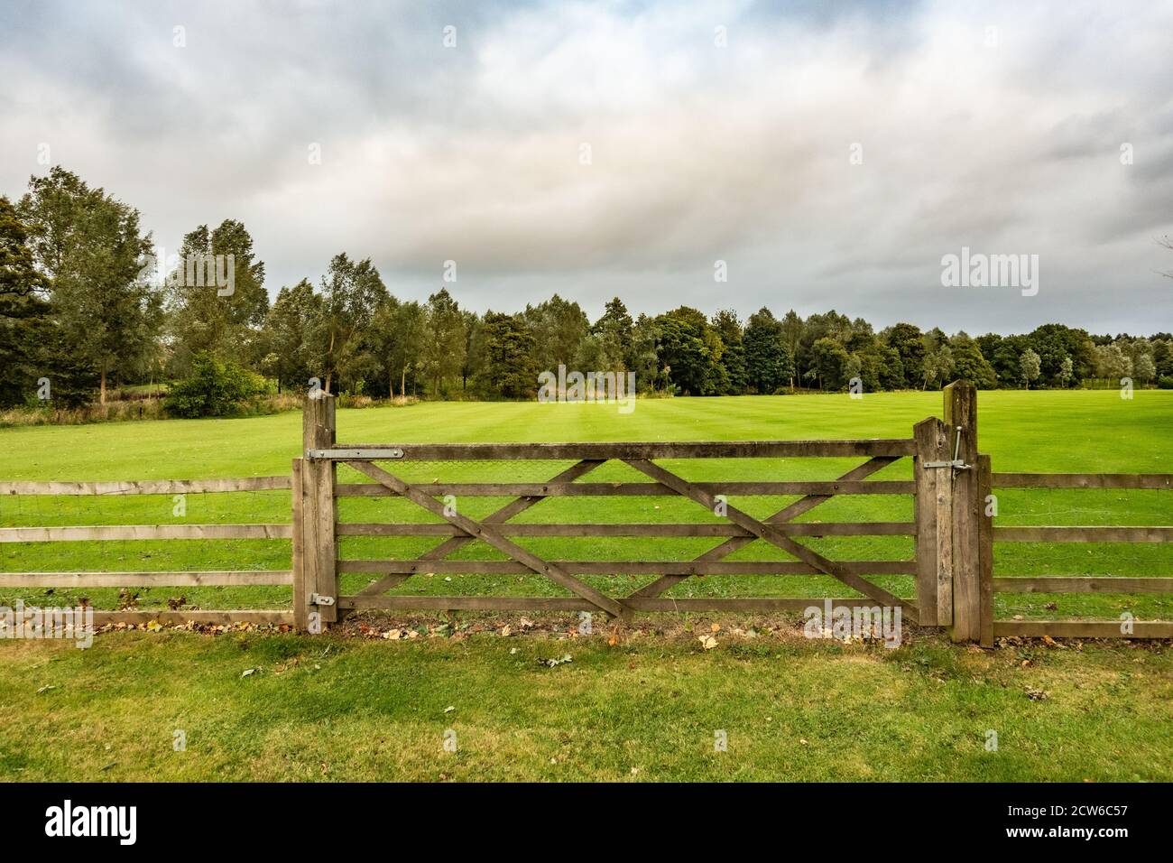 Five bar garden gate hi-res stock photography and images - Alamy