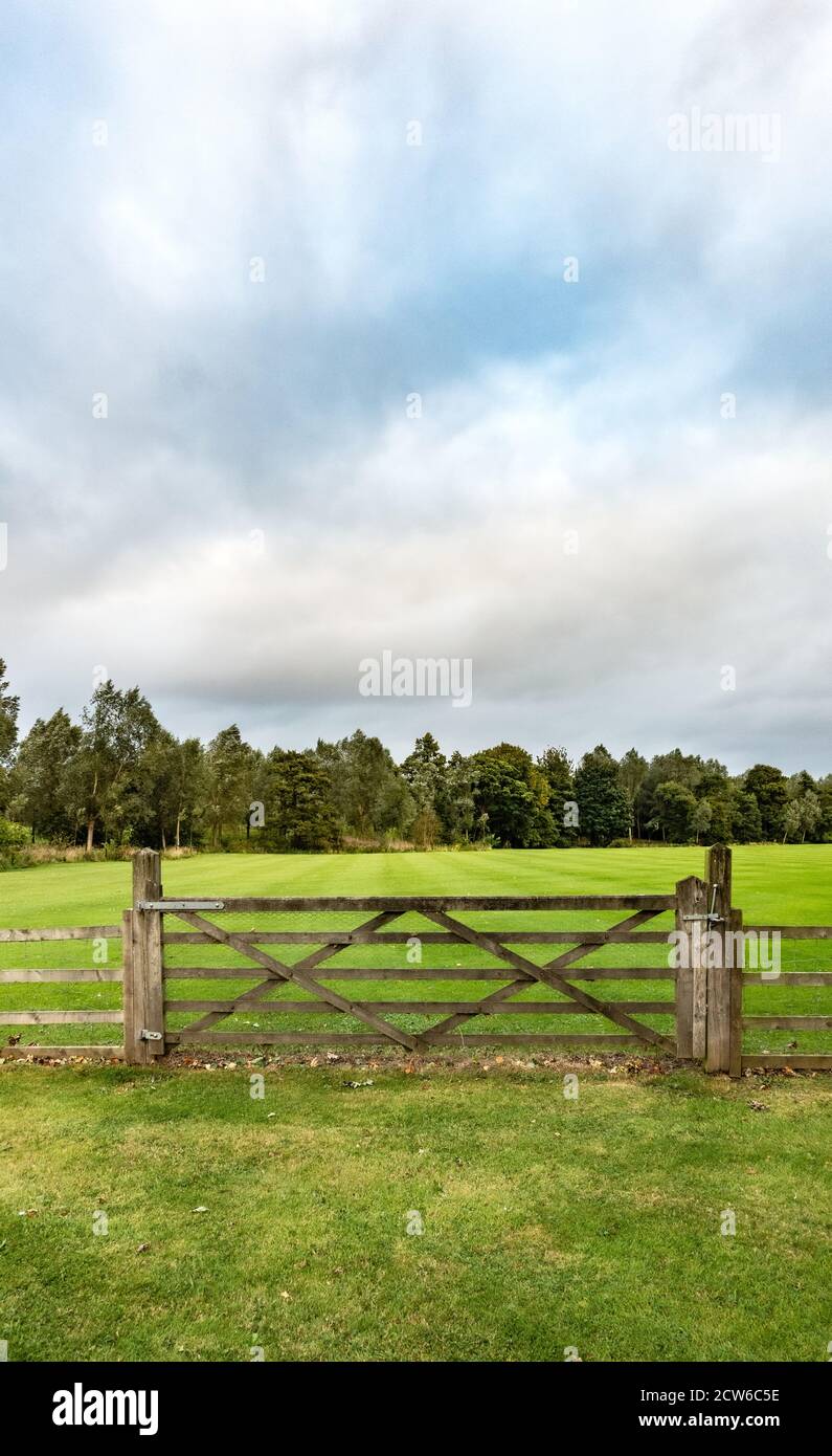 Five bar garden gate hi-res stock photography and images - Alamy