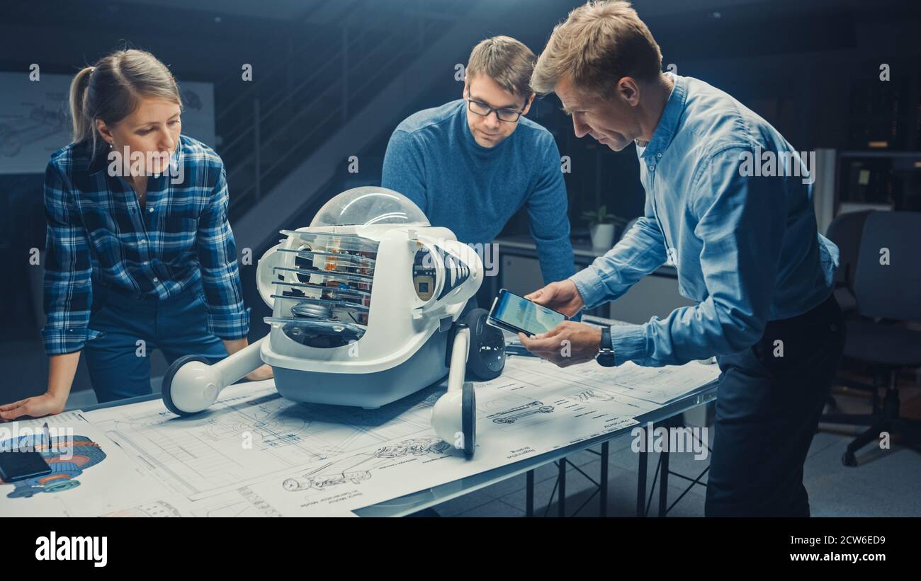 Robot in robotics research facility hi-res stock photography and images ...