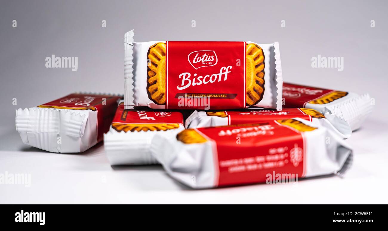 Packet of lotus biscoff biscuits hi-res stock photography and images ...