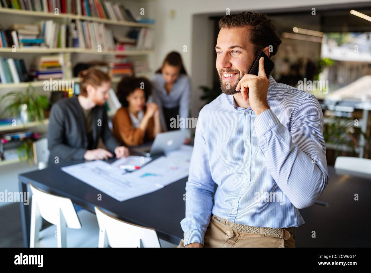 Sharing ideas group young hi-res stock photography and images - Alamy