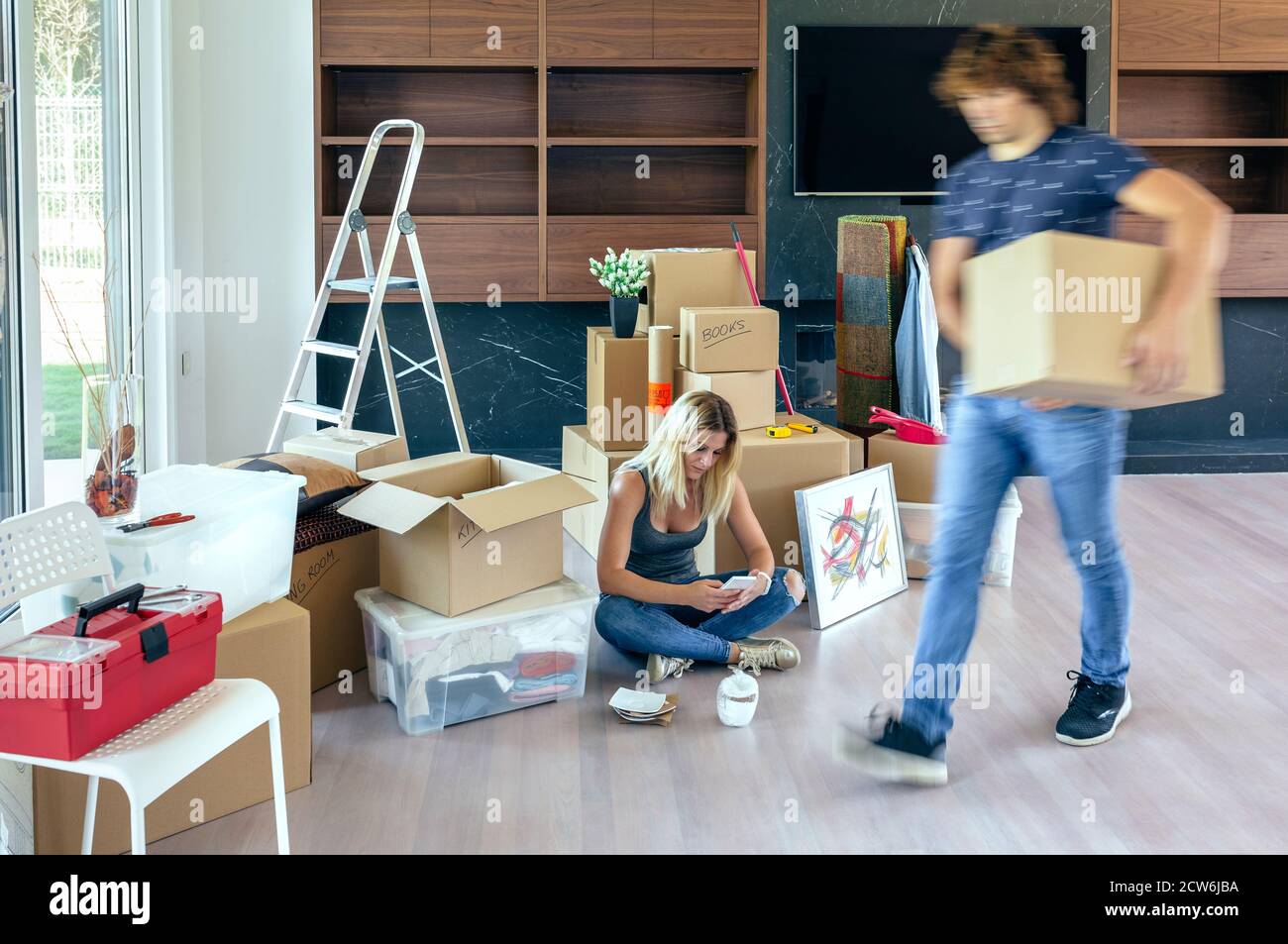 Man carrying moving box Stock Photo - Alamy
