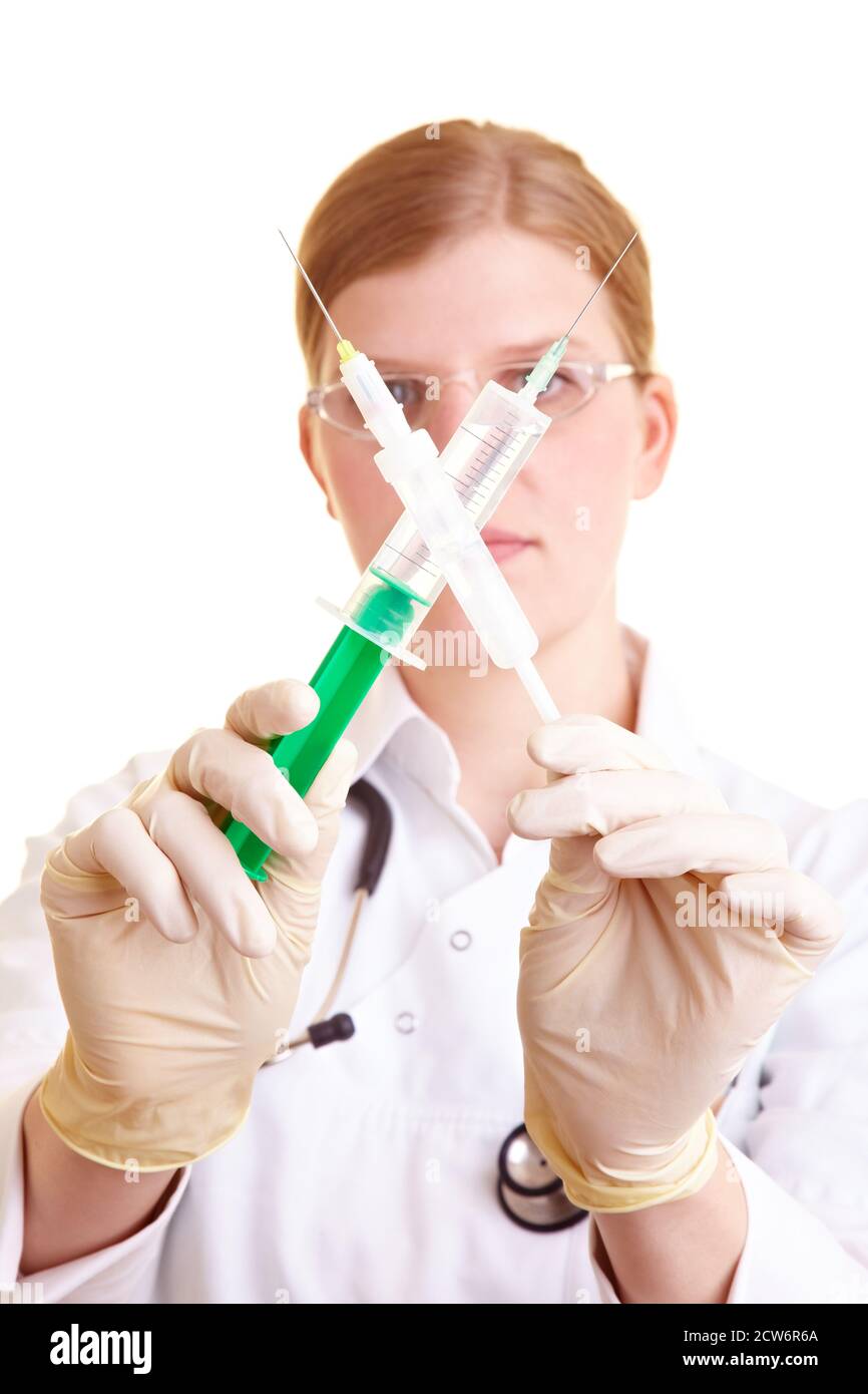 Nurse holds two syringes crossed Stock Photo - Alamy