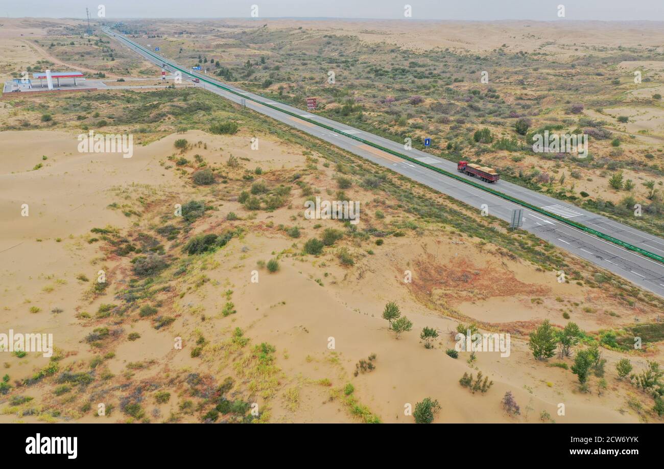 (200928) -- ORDOS, Sept. 28, 2020 (Xinhua) -- Aerial photo taken on ...