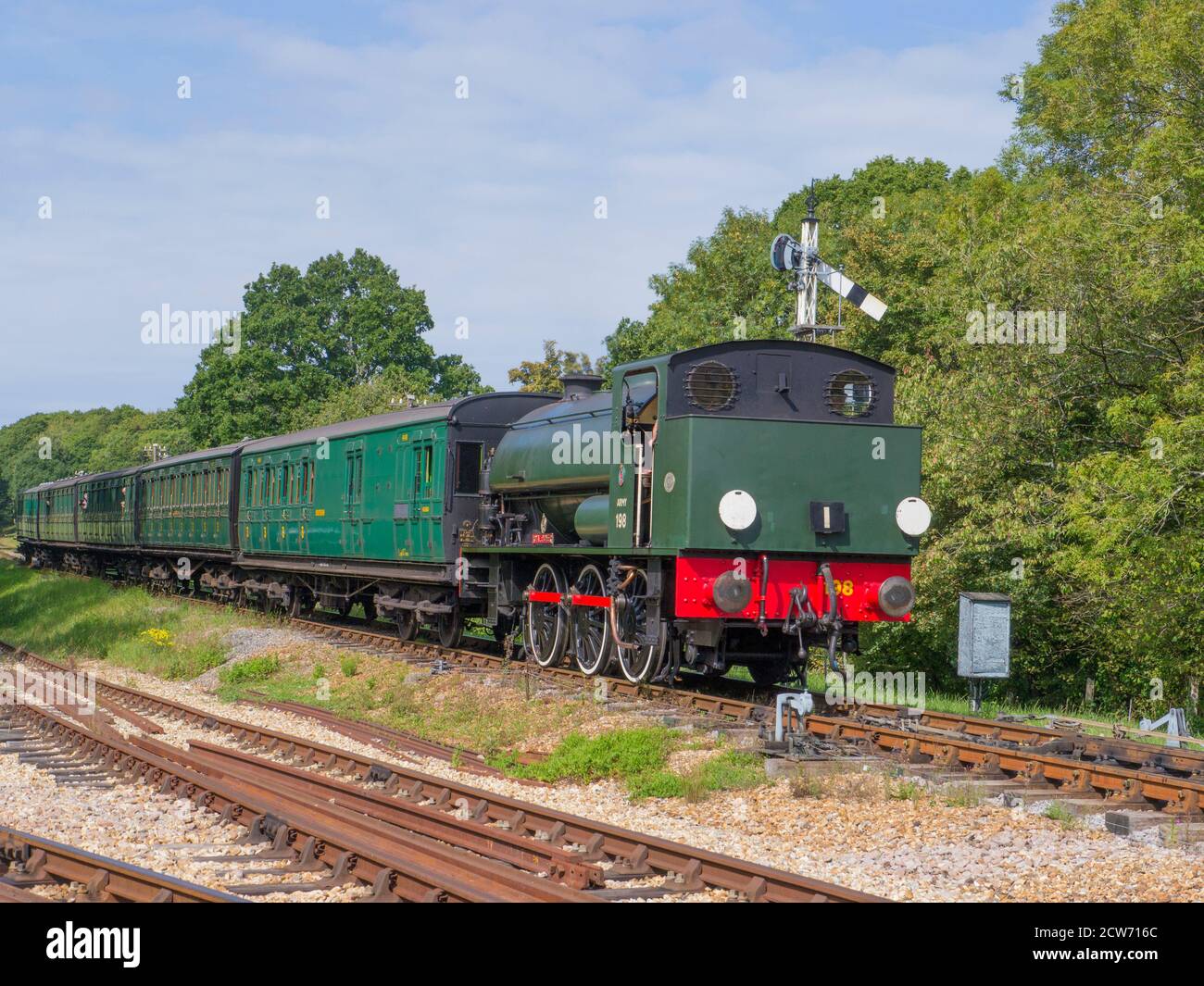 Hunslet ‘Austerity’ WD198 ‘Royal Engineer’ approaches Havenstreet ...