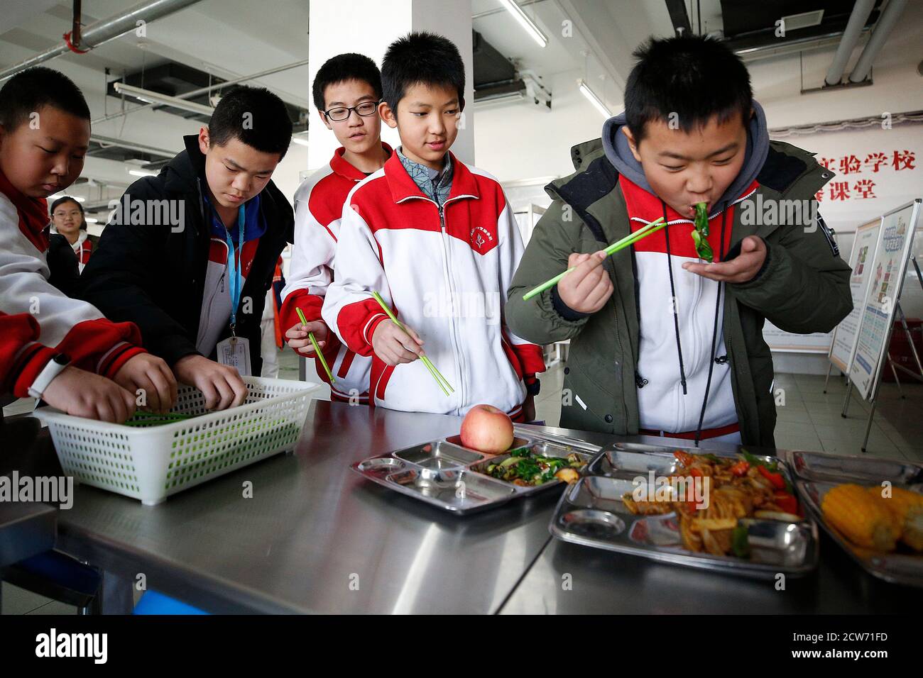 Experimental food kitchen hi-res stock photography and images - Alamy