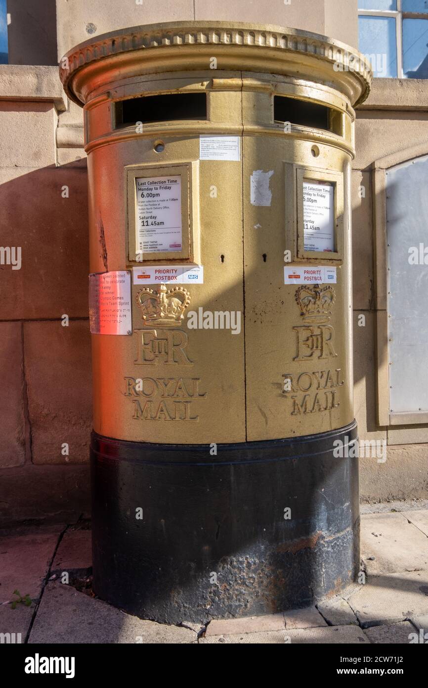 Gold post box hi-res stock photography and images - Alamy