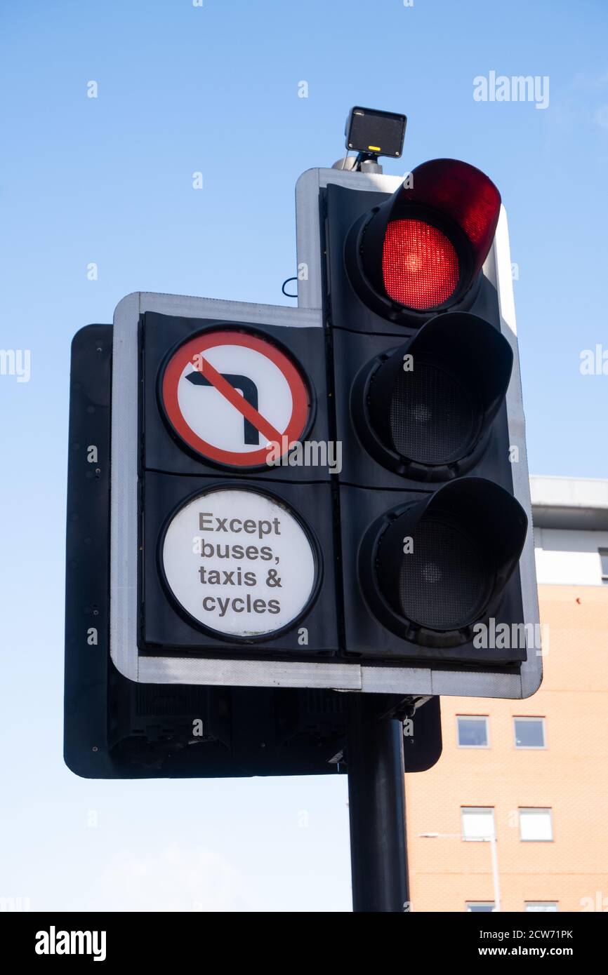 Buses turn hi-res stock photography and images - Alamy