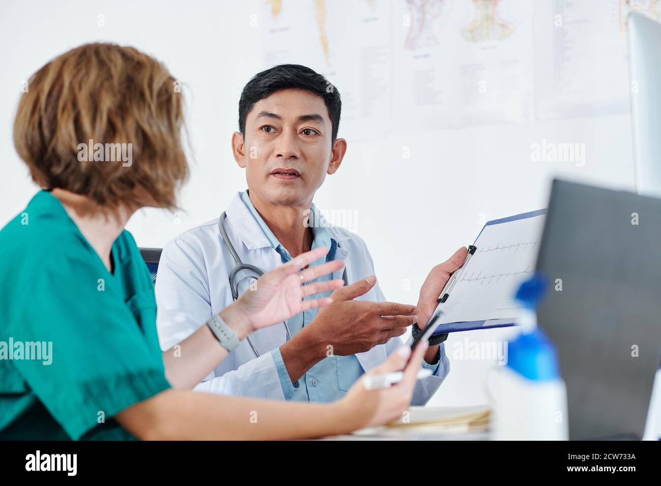 Healthcare workers talking hi-res stock photography and images - Alamy