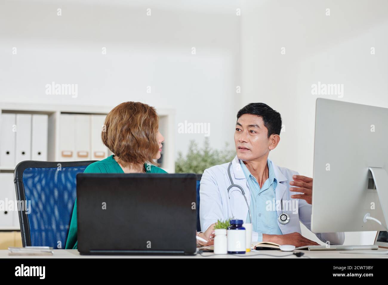 Discussing treament of patient Stock Photo - Alamy