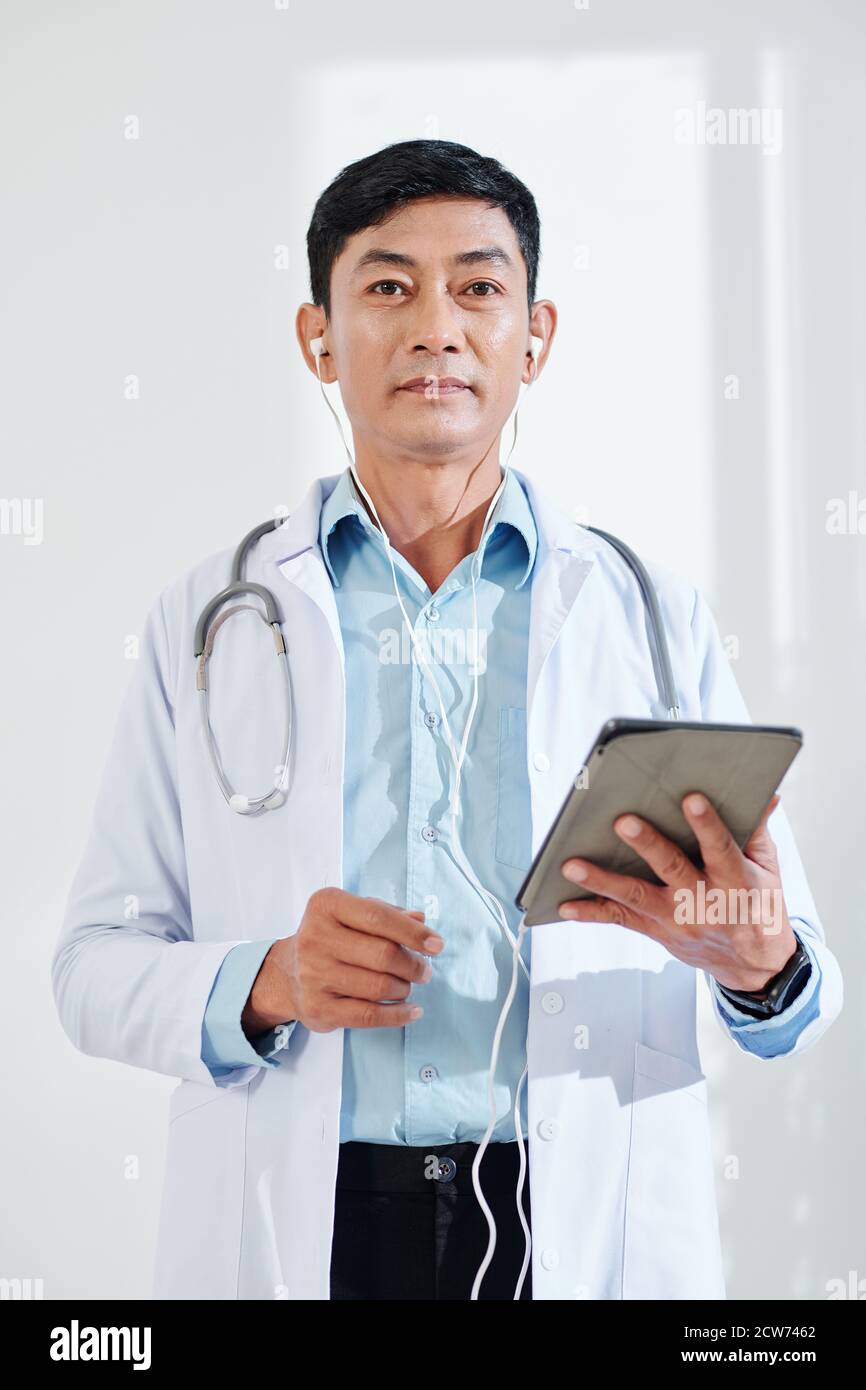 Doctor with tablet computer Stock Photo - Alamy
