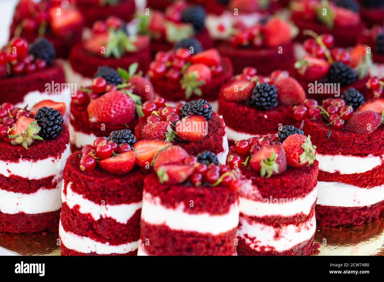 Red velvet mini cakes hi-res stock photography and images - Alamy
