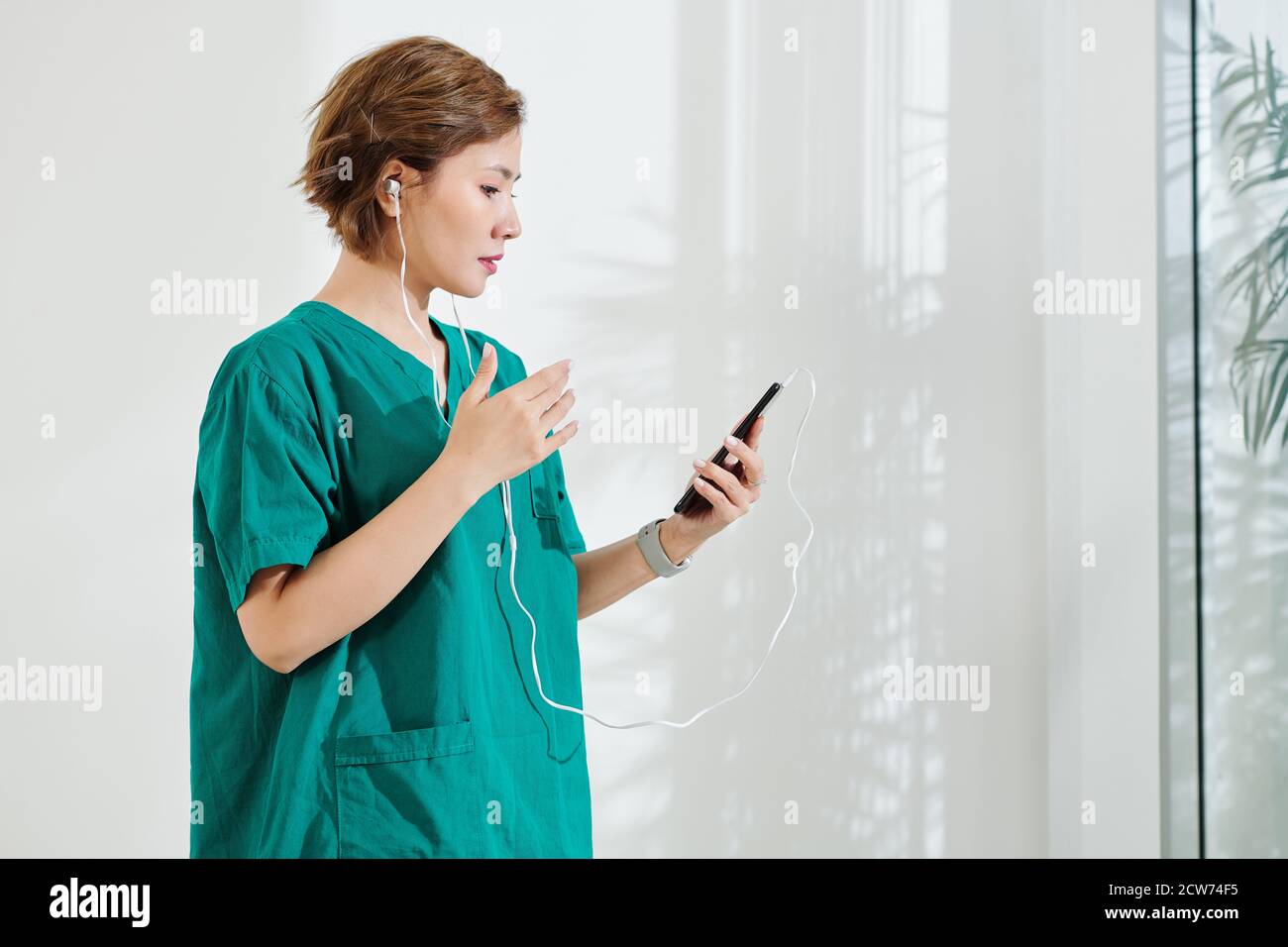 Surgeon making video call Stock Photo - Alamy