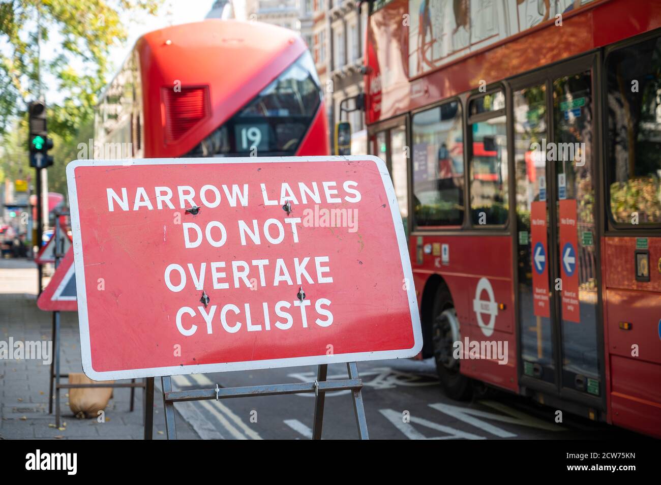 Narrow lane do not overtake cyclists sign hi-res stock photography and ...