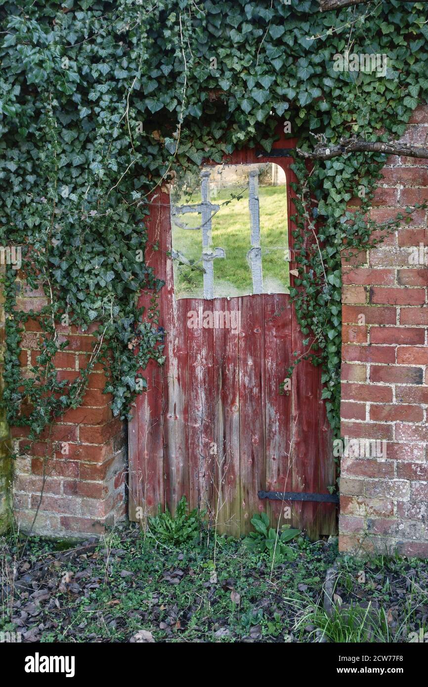 Garden overgrown door hi-res stock photography and images - Alamy