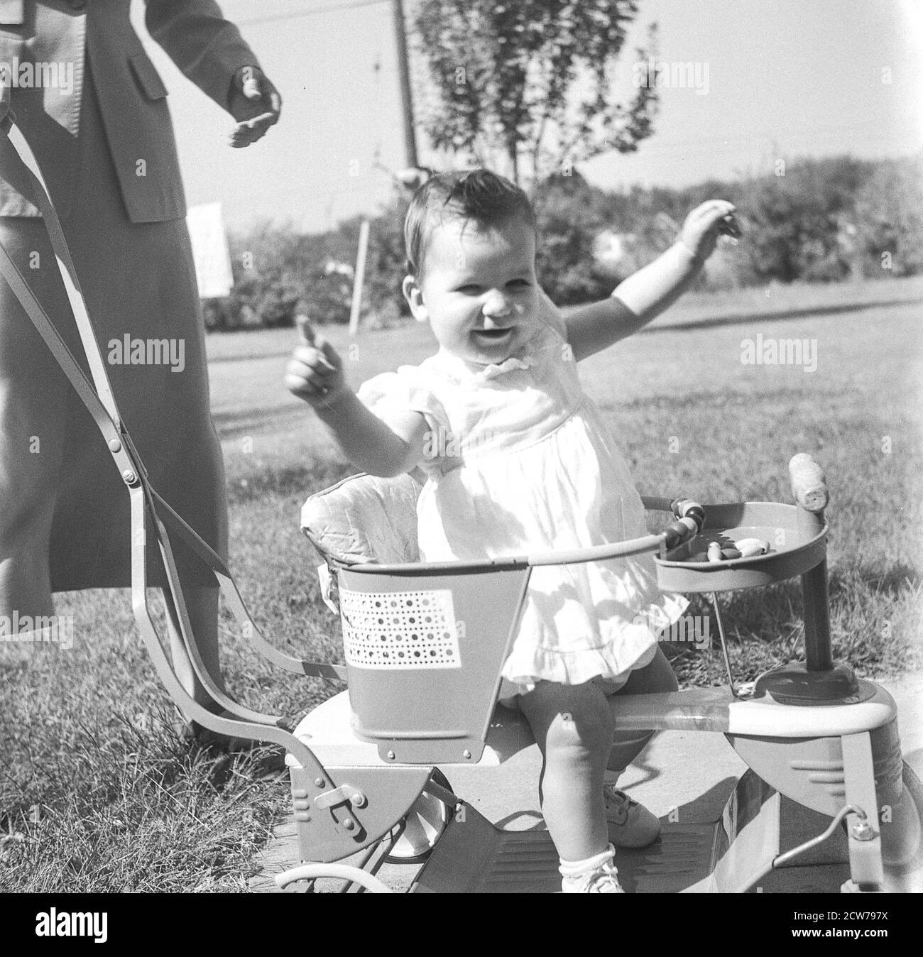 Vintage photo of baby 1950s hi-res stock photography and images - Alamy